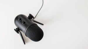 10 List Peralatan Podcast Pemula Lengkap untuk 2 Orang